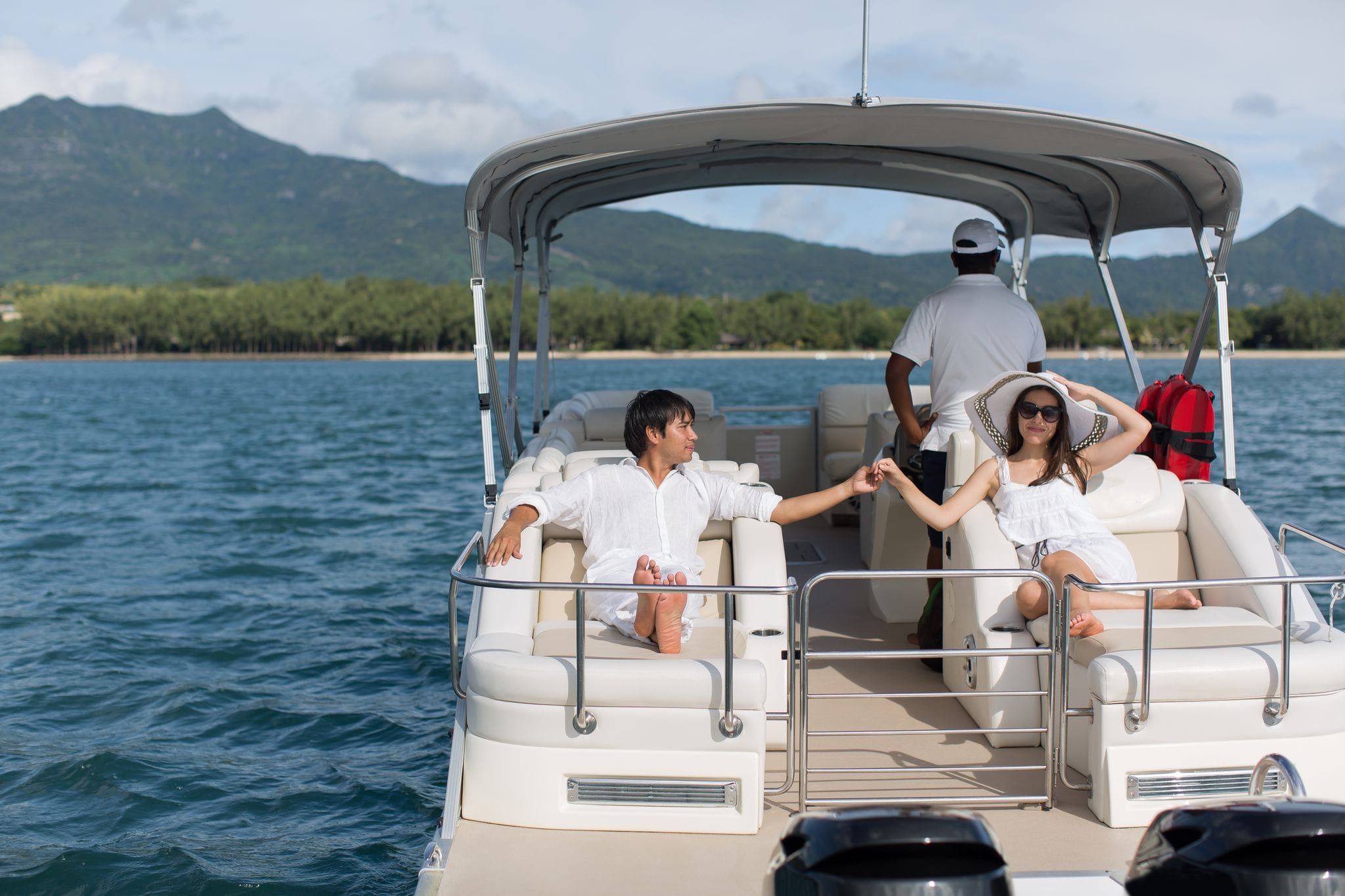 How to Dock a Pontoon Boat: Tips and Tricks for Easy Docking - BoatingWorld